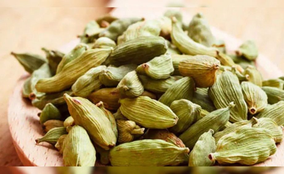 Is cardamom hot or cold? What happens if you eat two cardamoms before ...