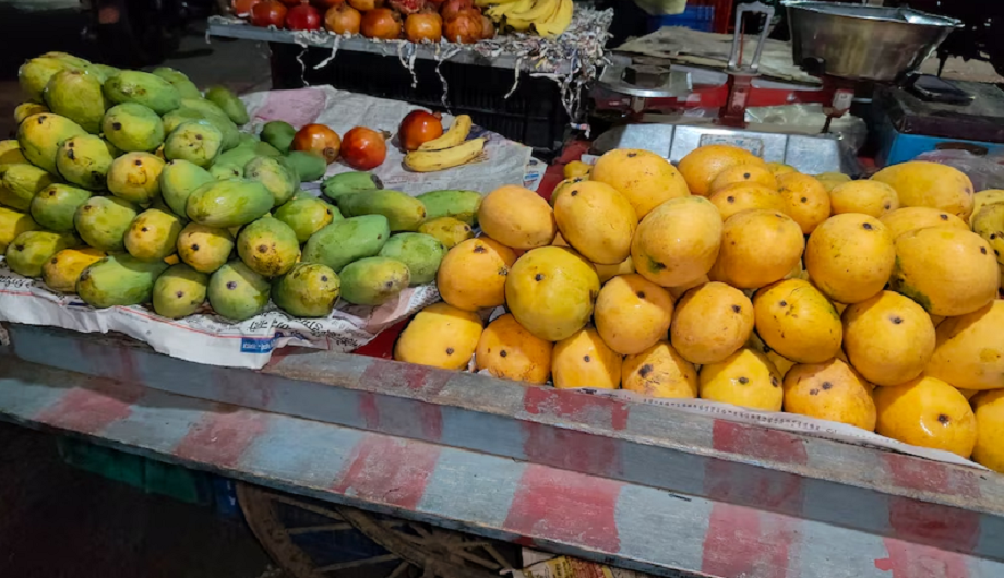 These 5 local fruits available in rainy season can make your immunity ...